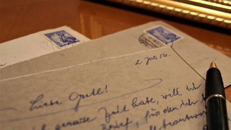 300+ Paragraphs For Her: Romantic and Sweet Messages | Honeymoonerz