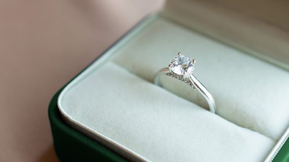 What Is a Promise Ring Mean? Finger Placement and Significance ...