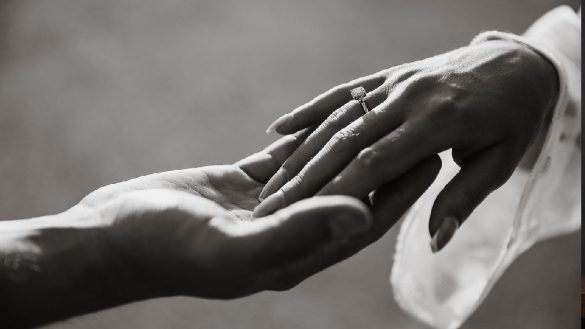 What Is a Promise Ring Mean? Finger Placement and Significance ...